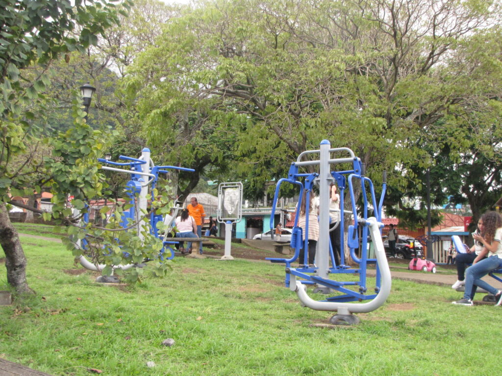 ¿Está descuidado el parque de Aserrí? | El Jornal Costa Rica